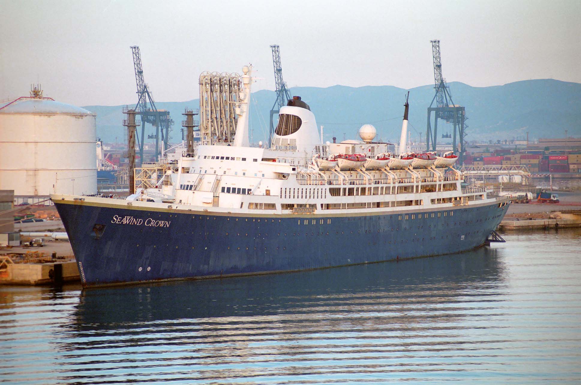 S1708-20 - Seawind Crown (2003) 1 - Shipping Today & Yesterday Magazine